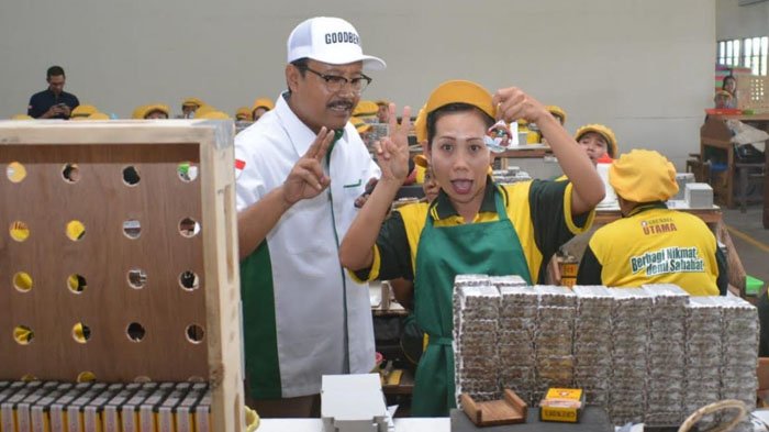 Kunjungi Pabrik Rokok Grendel di Malang, Gus Ipul Disambut Meriah ...