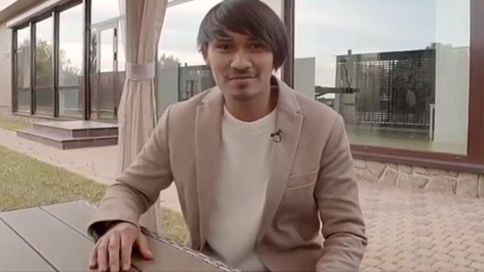 VIRAL Budi Setiawan Pria di Iklan Trader Saham Bergaya Rambut 'Poni ...