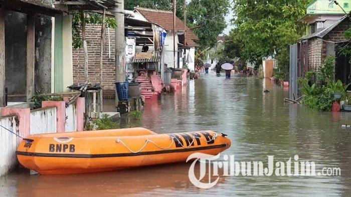 BPBD Jatim Turun Tangan Tangani Banjir di Mojokerto, Suplai Dapur Umum hingga Perahu Karet ...