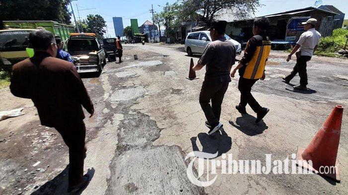 JLT Lumajang Rusak Parah, Jalan Diperbaiki dengan Semen Cor, Cak Thoriq ...