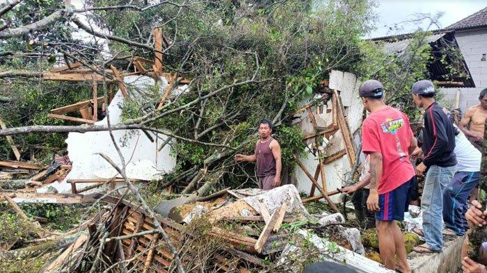 Hujan Disertai Angin Kencang Melanda Malang, Pohon Tumbang Timpa Sejumlah Rumah Warga ...
