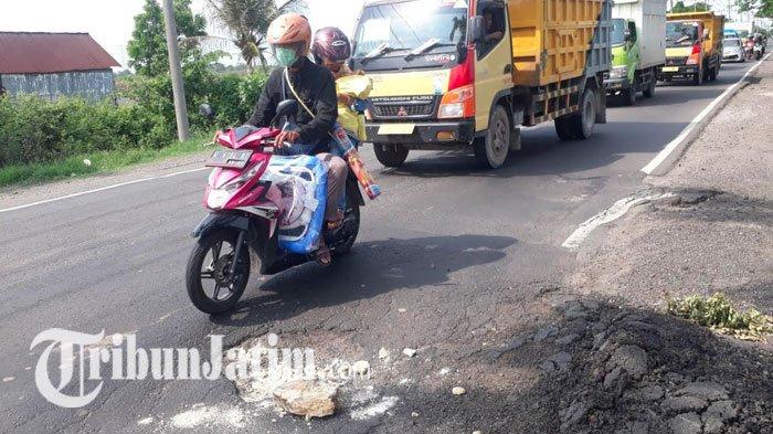 Jalan Raya Cerme Gresik Banyak Berlubang, Bahaya Tertutup Air Saat Hujan, Warga Imbau Hati-hati ...