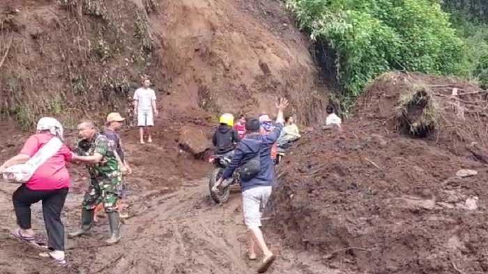 Tebing Akses Menuju Gunung Bromo Longsor, Jalanan Macet, Wisatawan Pilih Berjalan Kaki ...