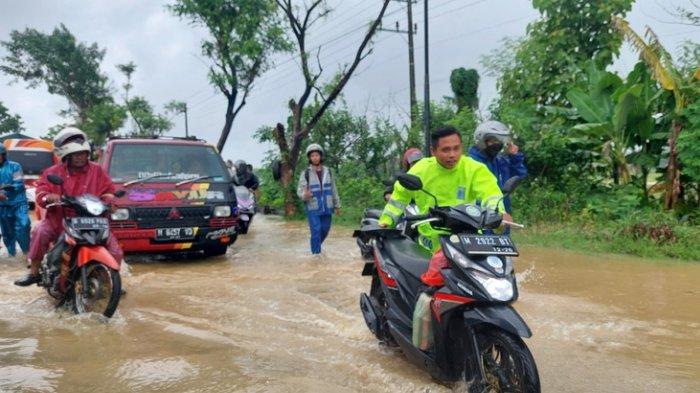 Jalan Nasional Sampang Lumpuh Total Dikepung Banjir, Pengendara Motor Mogok Mobil Pilih Putar ...