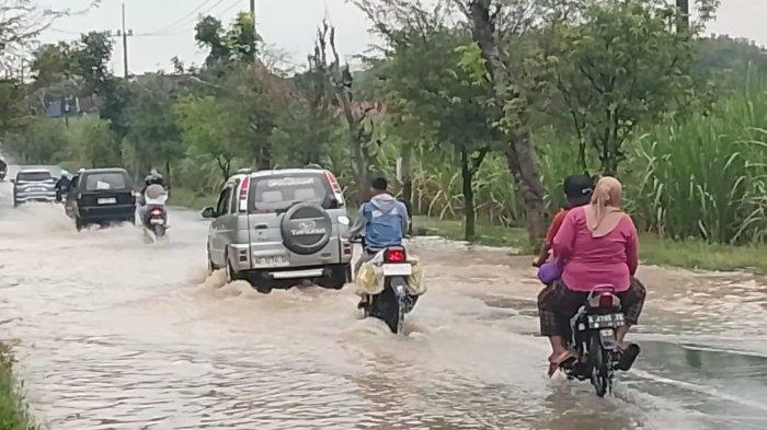Warga Magetan Sesalkan Saluran Drainase Buruk, Hujan Deras Sebabkan Genangan di Jalan Utama ...