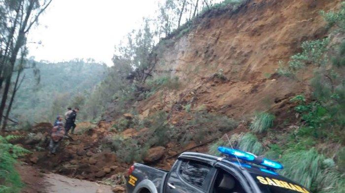 Jalur Wisata Gunung Bromo Via Tosari Tertimbun Tanah Longsor ...