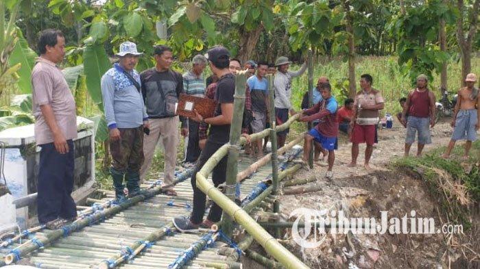 2 Jembatan di Ngraho Bojonegoro Ambruk Diterjang Arus Sungai Deras, Kini Dipasangi Bambu Darurat ...