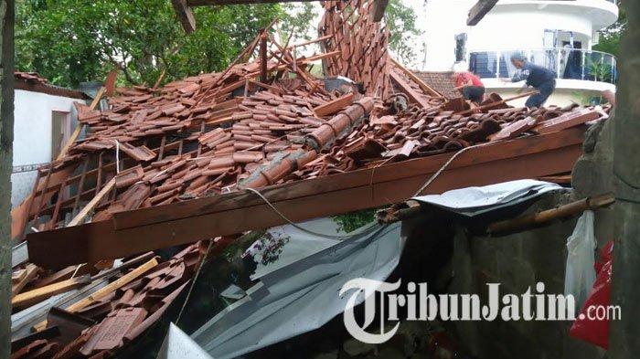 Angin Kencang Robohkan Joglo Penginapan hingga Listrik di Pagerwojo ...