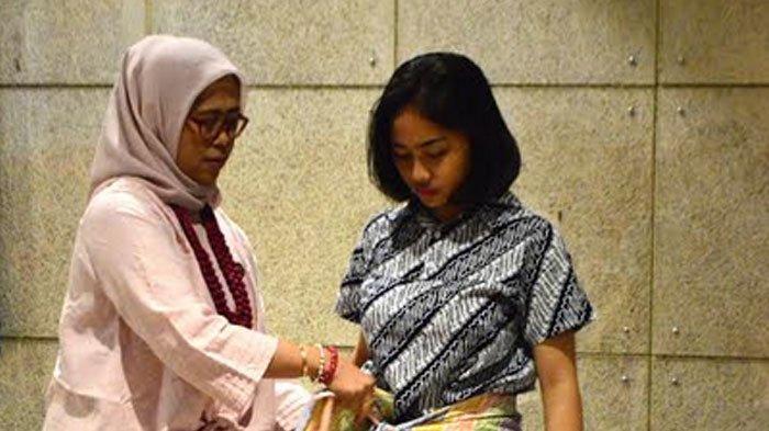 Komunitas Cinta Berkain Indonesia Ajarkan Milenial Kenakan Batik dan ...