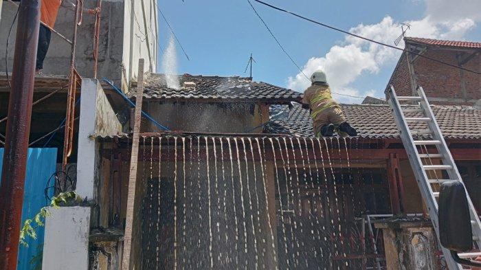 Atap Garasi Rumah di Jalan Bendul Merisi Surabaya Terbakar, Diduga ...