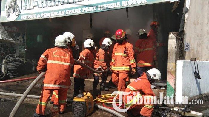 Bengkel Motor Wonocolo Surabaya Terbakar, 5 Unit Motor Ludes, Kerugian Ditaksir Ratusan Juta ...