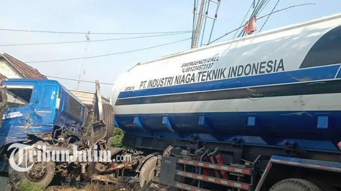 Kecelakaan di Tuban, 2 Truk Adu Moncong hingga Tabrak Bangunan, Sopir Hilang Kendali ...