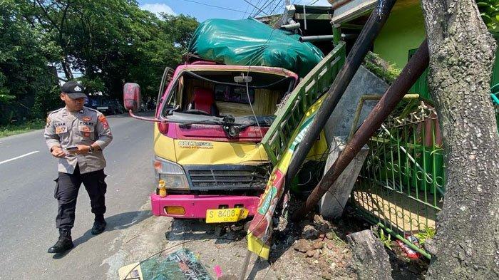Kecelakaan di Kediri, Gara-gara Ban Meletus, Truk Oleng Tabrak Pagar ...