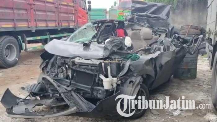 Pulang Ziarah Wali, Rombongan Mobil Tabrak Truk Parkir di Tuban, 5 Orang Tewas, Berikut Data ...
