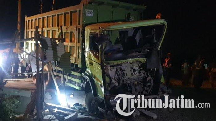 BREAKING NEWS - Truk Tronton Tersambar Kereta di Perlintasan Sebidang Mojokerto - Tribunjatim.com