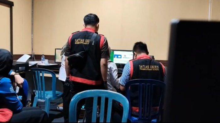 Kejari Ponorogo Geledah Kantor Dispendukcapil, Buntut Kasus Dugaan Kredit Fiktif, KTP Dobel ...