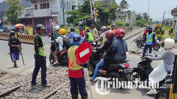 Jalur Kereta Api Diperbaiki, Arus Lalu Lintas di Jalan Mawar Kota Blitar Terganggu - Tribunjatim.com