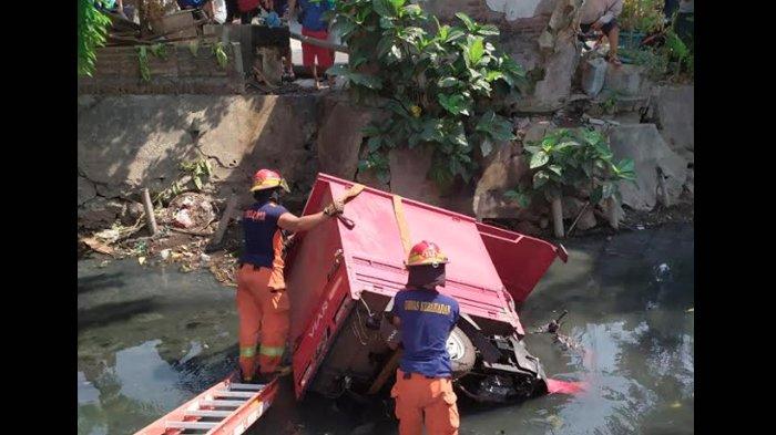 Hindari Mobil yang Mengerem Mendadak, Tossa Roda 3 Tercebur ke Parit ...