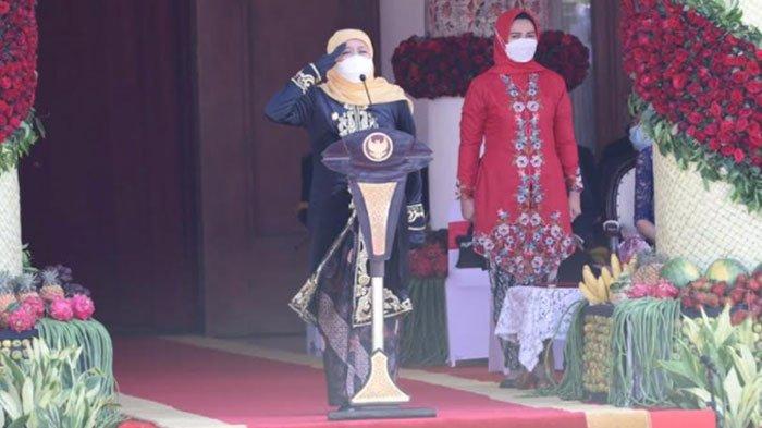 Gubernur Khofifah Kenakan Pakaian Majapahitan dalam Upacara HUT Jatim ke-76 - Tribunjatim.com