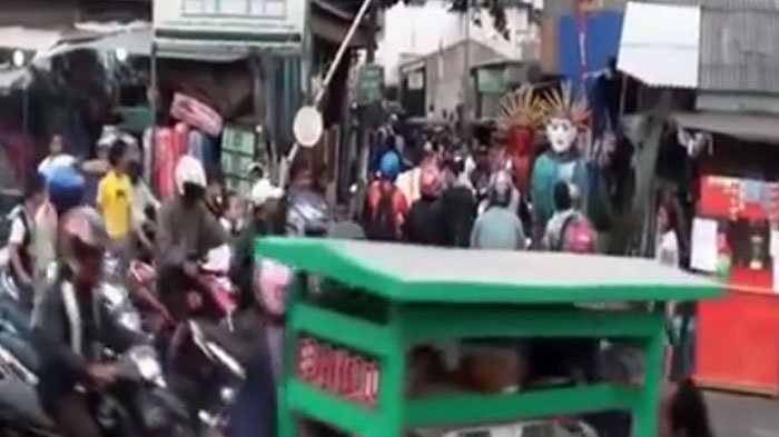 Video 48 Detik Ini Tunjukkan Kondisi Jalanan Jakarta, Aksi Orang Dorong ...