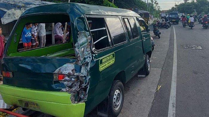 Sopir Truk Ini Tak Sadar Senggol Mikrolet hingga Naik Trotoar Lalu ...
