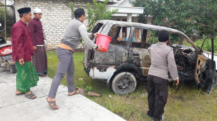 Parkir di Pinggir Sawah, Mobil Kijang Milik Ketua Ranting NU Somber ...