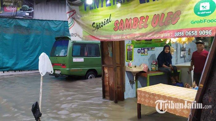 Cerita Pemilik Warung Makan di Wiyung Surabaya Tetap Layani Pembeli Meski Banjir Setinggi Betis ...