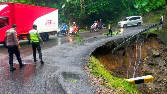 Tebing Gunung Gumitir Jalur Jember-Banyuwangi Longsor Imbas Hujan Deras, Pengendara Harus Hati ...