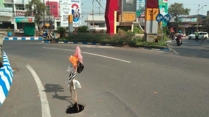 Ada Lubang di Simpang 3 Taman Mojosari Mojokerto, Pengendara dari ...