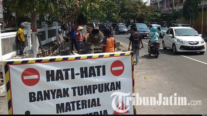 Tumpukan Material Proyek Bikin Arus Lalu Lintas di Kota Blitar Semrawut ...