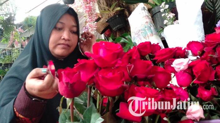 H-3 Valentine, Toko Bunga di Kayoon Surabaya Terima Ribuan Pesanan ...