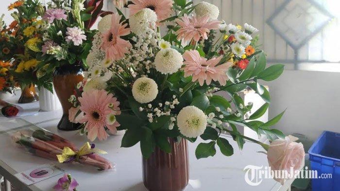 Cara Membuat Dekorasi Ruangan dari Rangkaian Bunga Berbentuk Segitiga ...
