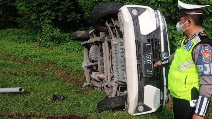 Hindari Mobil di Depan Rem Mendadak, Xenia Tabrak Rambu dan Terguling ke Parit di Tol Sidoarjo ...
