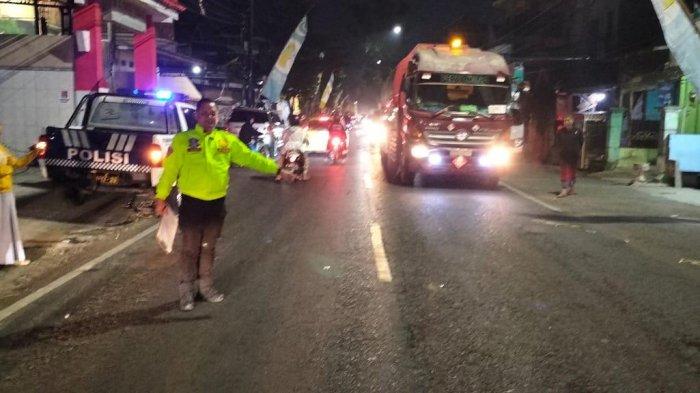 Mobil Ford Laser Tabrak 3 Orang saat Menyeberang Jalan di Kota Malang, Pengemudi Diduga Tak ...
