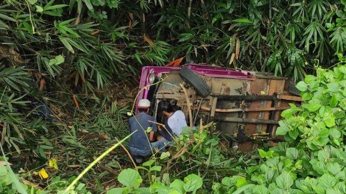 BREAKING NEWS : Mobil Pengangkut Kotak Surat Suara di Blitar Jatuh ke ... BREAKING NEWS : Mobil Pengangkut Kotak Surat Suara di Blitar Jatuh ke ...