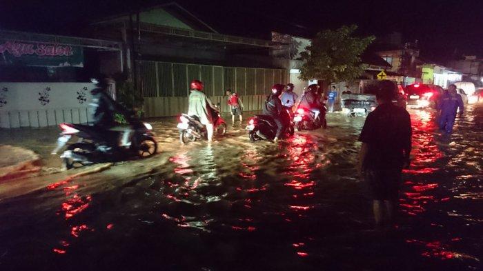 Puluhan Sepeda Motor Mogok saat Terjang Banjir di Simpang Cuwiri Tulungagung, Sungai Meluap ...