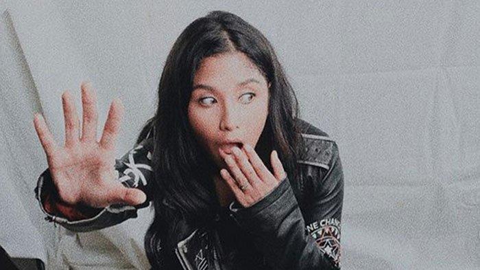 Potret Nadine Waworuntu, Putri Penyanyi Ruth Sahanaya yang Jarang ...