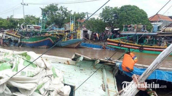 Puluhan Kapal Nelayan Hilang dan Rusak Akibat Diterjang Ombak Besar di ... Puluhan Kapal Nelayan Hilang dan Rusak Akibat Diterjang Ombak Besar di ...