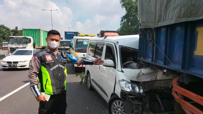 Kecelakaan di Surabaya, Mobil Luxio Ringsek Hantam Truk Berhenti di Tol ...