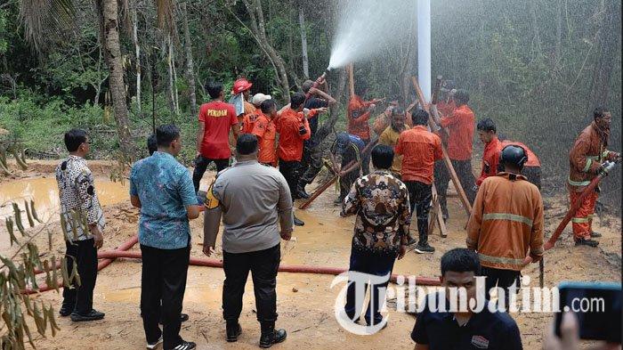 Personel BPBD Sampai Pingsan Kepanasan saat Padamkan Semburan Api Sumur ...