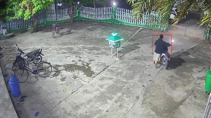 Hendak Pulang usai Salat Subuh Jamaah, Warga Madura Syok 2 Motor Raib, Maling Bersarung Terekam ...