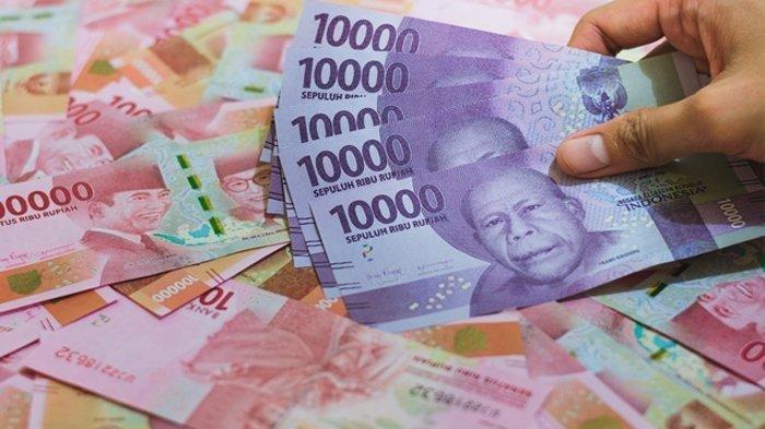 Pengusaha Batik Sebar Uang Rp 35 Juta dari Atap Rumah, Warga Dorong ...