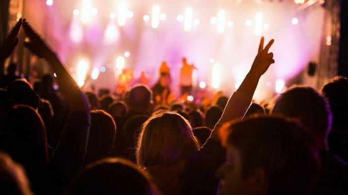 Dilempari Barang saat Nyanyi di Panggung, Penyanyi Usir Penonton Konser ...