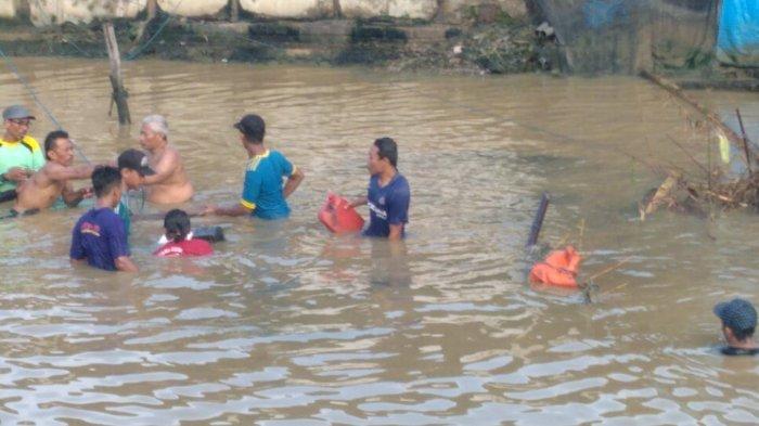 Lamongan Dilanda Hujan Deras dan Angin Kencang, Perahu Nelayan di ...