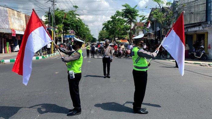 Detik-detik Proklamasi, Pengendara di Pamekasan Berhenti Semenit, Beri ...