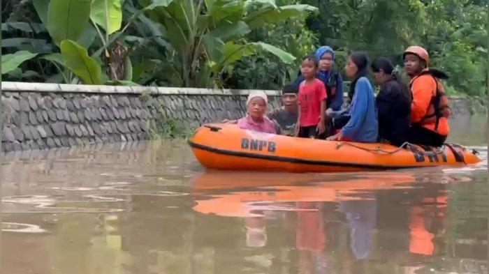 Korban Banjir Balita dan Lansia di Madiun Rentan Penyakit, BPBD Evakuasi 209 Orang ke ...