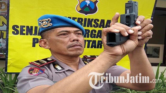 Polisi Blitar Periksa Kebersihan 100 Senjata Api Anggota, 4 Senpi Ditarik Karena Surat Izin ...