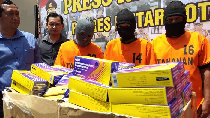 Jual Ribuan Butir Obat Batuk Dexikof, Pria ini Keruk Untung, Tapi ...