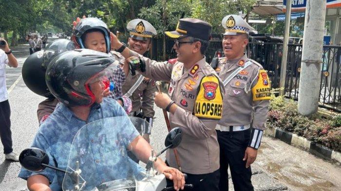 Operasi Keselamatan Semeru 2025 di Trenggalek, Polisi Bagi-Bagi Helm untuk Pengendara ...