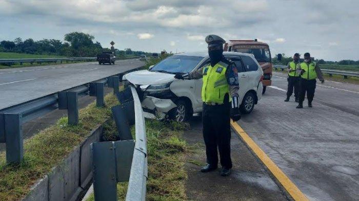 Kecelakaan di Tol Jombang-Mojokerto, Mobil Terpental usai Tabrak Pembatas Jalan, Begini ...